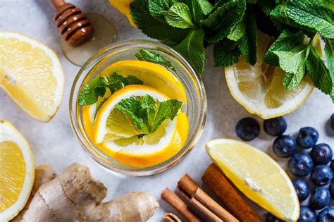 민트와 레몬 음료와 면역력을 높이기 위한 건강 한 재료 탑 뷰 항 독감 개념 감귤류 과일에 대한 스톡 사진 및 기타 이미지 감귤류 과일 감기와 독감 건강관리와 의술