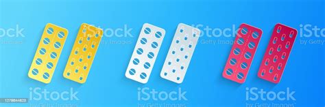 종이 잘라 알 약 또는 푸른 배경에 고립 된 물집 패키지 아이콘에 캡슐 패키지의 정제 약물 액세서리 약국 및 응급 처치 키트 종이 아트 스타일 벡터 0명에 대한 스톡 벡터