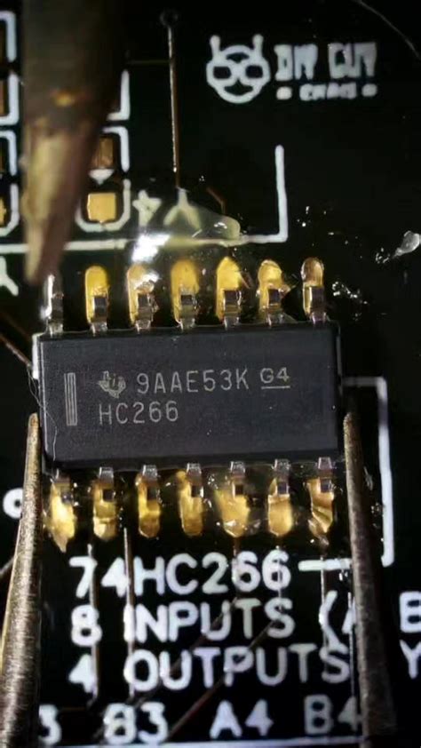 Hand Soldering Of Smd Electronics Component Diy Diy女子 Maker Electronics Electronicsrepair