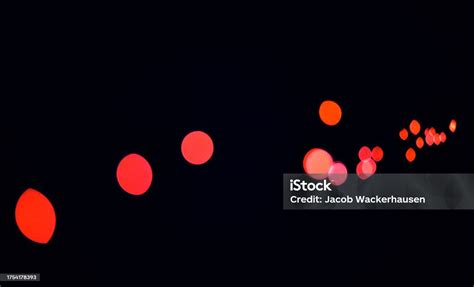 보케 빨간 조명 어두운 벽지 패턴 질감 우주의 점들이 미학적인 모형을 가지고 있습니다 야간 조명 반짝이는 입자 및 공간 색상 광택 및 플레어가 있는 검은색 배경에 빛납니다