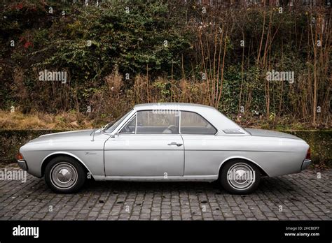 Ein Ford Taunus 20m TS vom 1960s steht am Rheinufer Köln Deutschland