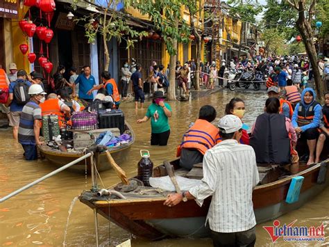 Hoi An Submerged In Flood Water Foreign Tourists Evacuate By Boat