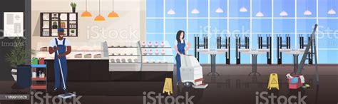 커플 청소기 를 사용 하 여 걸레와 진공 청소기 믹스 레이스 남자 여자 관리인 에 균일 한 바닥 관리 청소 서비스 개념 현대 카페 인테리어 수평 전체 길이 스케치 가공의