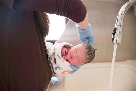 Newborn First Bath In Hospital At Judith Tomlin Blog