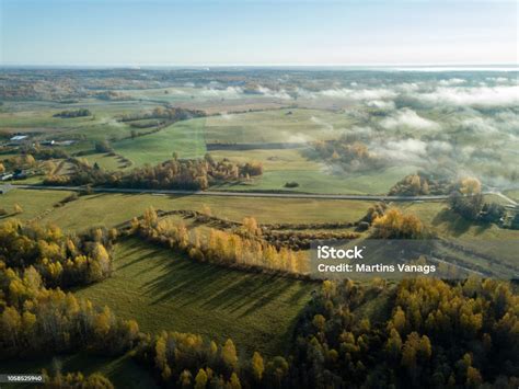 드 론 이미지입니다 농촌 지역 필드와 숲 안개에 덮여의 항공 보기 0명에 대한 스톡 사진 및 기타 이미지 0명 경관 계절 Istock