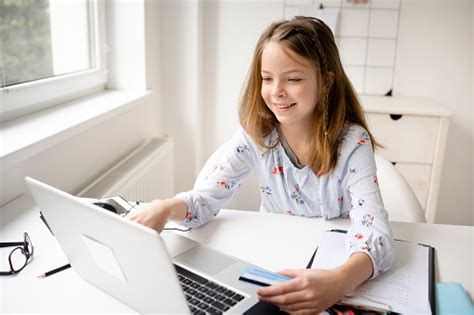 온라인 쇼핑 학교 프로젝트 홈 스쿨링 교육 노트북과 행복한 작은 소녀 디지털 의 아동 개발 교육에 대한 스톡 사진 및 기타 이미지 Istock