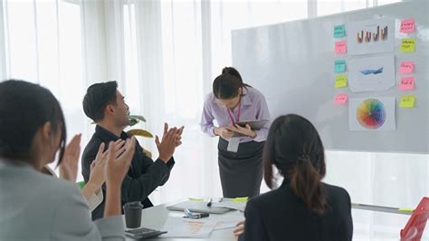 능숙하게 현재 작업 프로젝트를 발표하는 사업가는 팀으로부터 축하를 받습니다 기업 비즈니스 팀 협업 개념입니다 박수 침에 대한 스톡 사진 및 기타 이미지 Istock