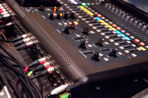 악기 오디오 잭 커넥터는 녹음 스튜디오의 믹싱 데스크의 채널에 삽입됩니다 0명에 대한 스톡 사진 및 기타 이미지 0명 검은색 금속 Istock