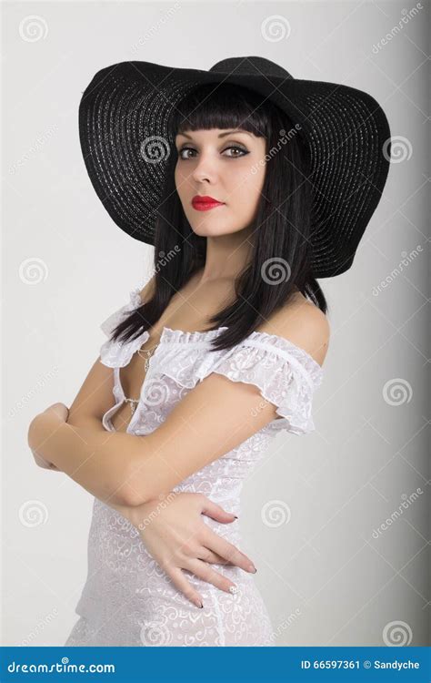 Bella Donna Esile Sexy In Un Poco Vestito Bianco Con Il Cappello A Tesa Larga Nero Sulla Testa
