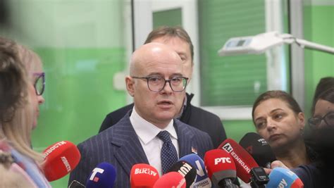 Вучевић Нема разлога да школска година не буде настављена 20 јануара — Rt Balkan