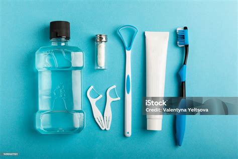 칫솔 혀 클리너 치실 치약 튜브 및 복사 공간이있는 파란색 배경에 구강 세척제 플랫 레이 치과 위생 구강 관리 키트 치과 의사 개념 0명에 대한 스톡 사진 및 기타 이미지