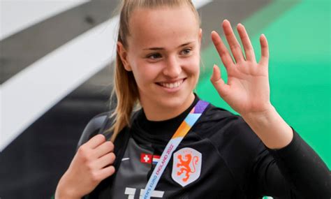 Daphne Van Domselaar Age Salary Net Worth Current Teams Career