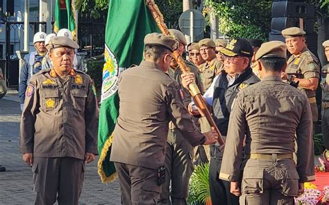 Pj Gubernur Jawa Timur Pimpin Apel Penerimaan Kirab Pataka Jer Basuki Mawa Beya