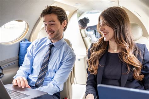 개인 제트기에서 디지털 태블릿을 작업하는 젊은 비즈니스 커플 20 29세에 대한 스톡 사진 및 기타 이미지 20 29세 2명 개인 비행기 Istock