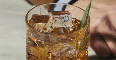 아마로 사워 아마로 루카노 룩사르도 또는 아베르나와 함께하는 칵테일 버번 또는 위스키 갓 짜낸 레몬 주스 그리고 세이지로 장식 된 간단한 시럽 사진