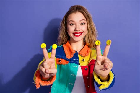 무지개 재킷을 입은 다채로운 젊은 여자 보라색 배경 쾌활한 개념 위에 손가락에 노란 핀을 웃으며 평화 표지판을 몸짓 16 17 살에 대한 스톡 사진 및 기타 이미지 Istock