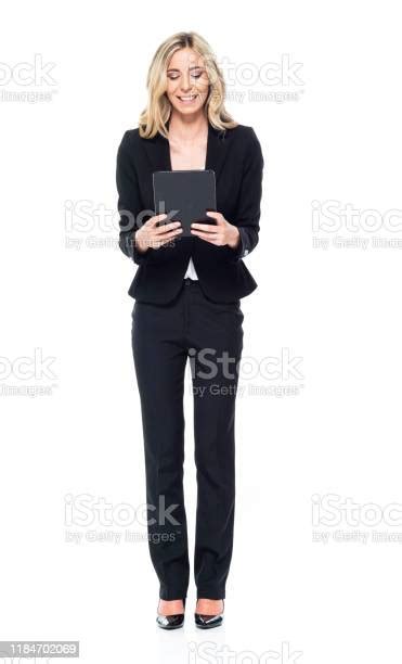 아래를 내려다보는 정면 1인 전체 길이 2029세 성인 아름다운 코카서스 여성 젊은 여성 사업가 흰색 배경 앞에 서 있는