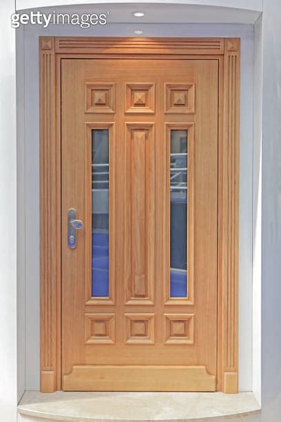 Wooden Door Home 이미지 1727514799 게티이미지뱅크