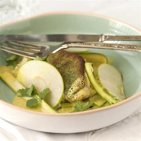 Gegratineerde Rode Poon Met Gestoofde Spitskool Gemarineerde Groene Asperges En Kerriesaus