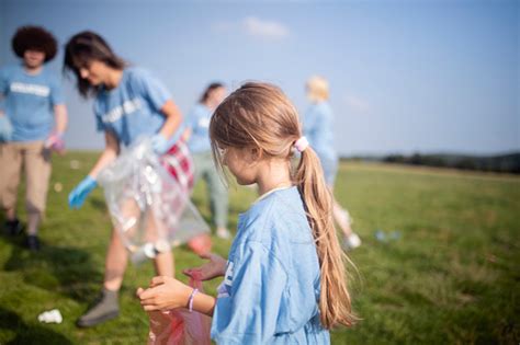 파란색 티셔츠를 입은 자원봉사자들은 공원에서 쓰레기를 수거합니다 20 24세에 대한 스톡 사진 및 기타 이미지 20 24세 25 29세 30 34세 Istock
