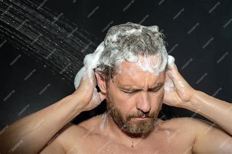 Hombre Milenario Lavando El Cabello Hombre Bañándose Cabeza De Ducha En