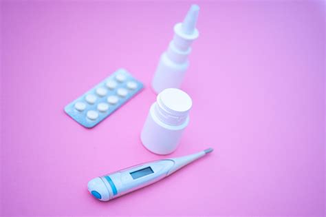 비타민 알 약의 물집 정제 정제 캡슐 온도계와 분홍색 배경에 비 강 스프레이 감기와 독감에 대한 스톡 사진 및 기타 이미지 감기와 독감 건강관리와 의술 건강한 생활