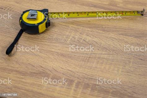 노란색 측정 탭은 나무 테이블에 누워 공간을 복사 장비 개념 0명에 대한 스톡 사진 및 기타 이미지 0명 강철 건설 산업 Istock