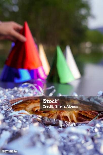 호수에서 케이크와 색색의 모자를 쓴 기념일 파티 생일 축하 기념일에 대한 스톡 사진 및 기타 이미지 기념일 나이 노화 Istock