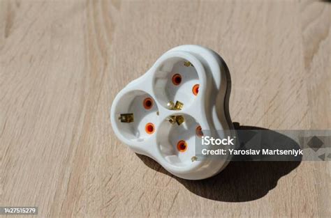 세 개의 소켓과 두 개의 전기 소켓이 서로 나란히 있는 흰색 전기 서지 보호기 연장 코드입니다 0명에 대한 스톡 사진 및 기타