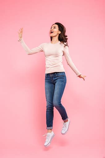 분홍색 배경에 고립 된 기쁨과 함께 카피 스페이스에서 옆으로 보이는 캐주얼을 입은 매력적인 여성 20 대의 전체 길이 초상화 T 셔츠에 대한 스톡 사진 및 기타 이미지