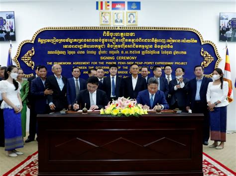 ووقعت المؤسسة مشروع الطريق السريع بين بنوم بنه وسيام ريب بوبي، كمبوديا Seetao