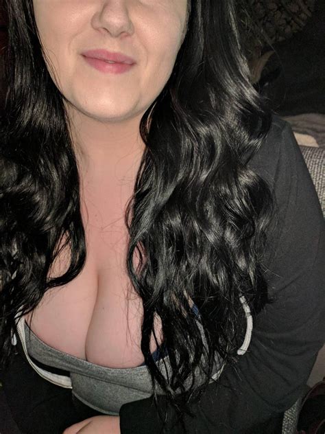 Candid Cleavage Scrolller