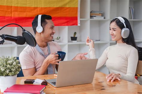 팟캐스터 아이디어 Podcaster는 홈 스튜디오에서 성평등과 Lgbt 옹호에 대해 게스트를 인터뷰하고 있습니다 2명에 대한 스톡 사진 및 기타 이미지 Istock