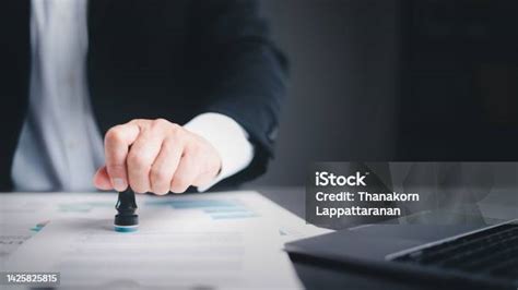 사업가 스탬프 책상에있는 계약 문서 계약의 확인 또는 승인의 개념 신청 승인 기관 지원을 통한 은행 대출 문서 문서에 대한 스톡 사진 및 기타 이미지 Istock