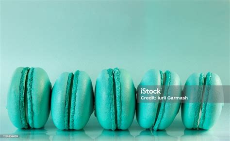 달콤한 아몬드 다채로운 유행 색깔 유행 블루 파스텔 배경에 고립 된 디저트 케이크 마카롱 또는 마 카 롱 프랑스 달콤한 쿠키입니다 최소한의 음식 빵집 개념입니다 평면 위치