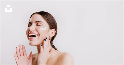 흰 드레스를 입은 여성이 미소를 지으며 얼굴을 만지고 있다 사진 Unsplash의 무료 오데사 이미지