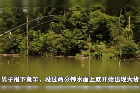 男子钓到一条怪鱼，同伴正上前取钩，怎料下一秒意外发生怪鱼同伴男子
