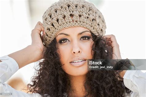 젊은 흑인 여성 아프로 머리 헤어스타일 우르바노 배경기술 가을에 대한 스톡 사진 및 기타 이미지 가을 니트 모자 아름다움 Istock
