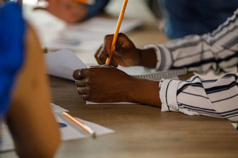 프로젝트 회의 중에 메모를 쓸 준비가 된 인식 할 수없는 흑인 여성 20 24세에 대한 스톡 사진 및 기타 이미지 20 24