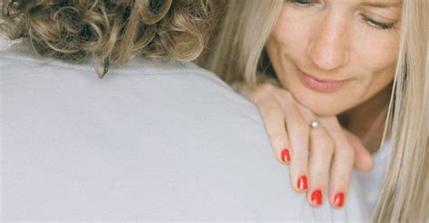 10대 가정의 가족 감정적 인 순간 감정적인 개념 개인적인 순간 검사 중 결과 결혼한 곱슬머리 공유하는 관계 금발의 여자 긍정적 인 감정 긍정적