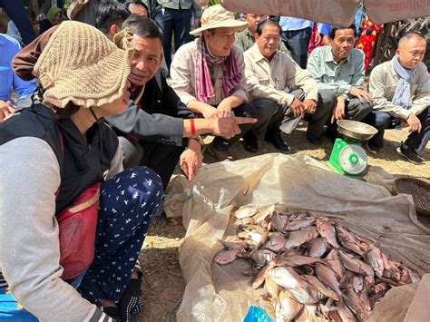 រដ្ឋមន្ត្រីក្រសួងកសិកម្ម និងពលរដ្ឋរីករាយដែលការប្រមូលផលត្រីធ្វើប្រហុក ផ្អក ត្រូវខ្លាំង