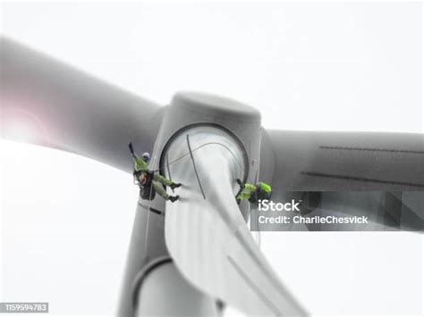 풍력 터빈 블레이드 검사 및 흔들림을 수행하는 두 개의 로프 액세스 기술자 풍력발전기에 대한 스톡 사진 및 기타 이미지 풍력