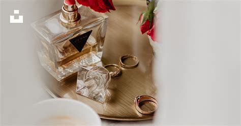 장미 꽃병 옆에 앉아 커피 한 잔 사진 Unsplash의 무료 장미 이미지