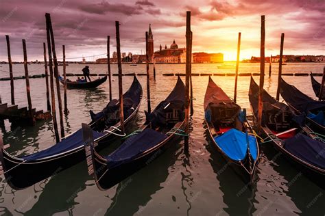 Góndolas En Venecia Al Atardecer Junto A La Plaza San Marco Famoso