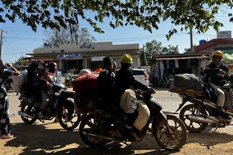 လားရှိုးမြို့သို့ရောက်ရှိလာသည့် ယာယီနေရပ်စွန့်ခွာသူများကို စေတနာရှင် အလှူရှင်များက ၎င်းတို့လာရာမ