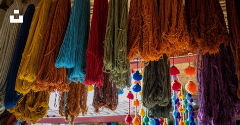 천장에 매달린 다양한 색상의 실 사진 Unsplash의 무료 친체로 이미지