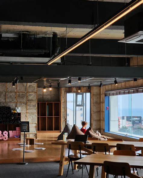 주동희 우주아빠 제주 코워킹 스페이스 투어 프립캠프 Frip에서 헤이서귀포 2층에 마련한 카페 겸 코워킹스페이스 공간 서귀포시내 고지대에 위치해 섭섬과 새섬 너른