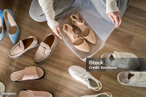 편안한 보관을 위해 플라스틱 상자에 발뒤꿈치에 베이지색 신발을 포장하는 여자 손은 평면도를 구성합니다 신발에 대한 스톡 사진 및 기타 이미지 Istock