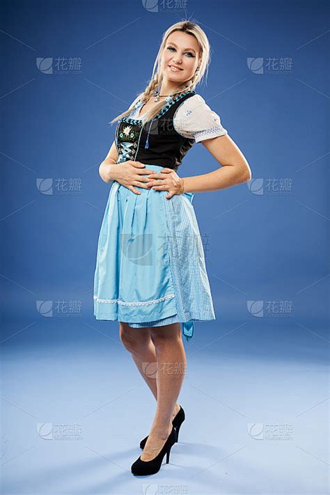 蓝色背景上的德国女孩