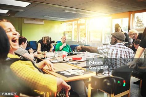 자폐증 다운 증후군 및 장애 사람들은 창조적 인 활동 기술 및 물리 치료 개발을위한 도서관 방을 학습합니다 행복한 그룹 특수 장애 학교 간호에 환자 필요 장애에 대한 스톡